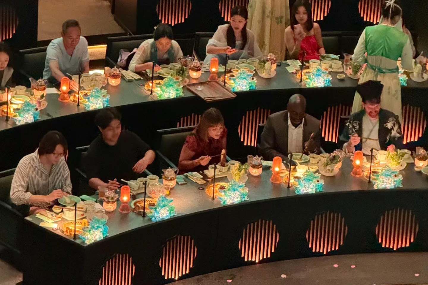 Hong Ding Yan Chengdu – Hotpot Dinner Show Experience